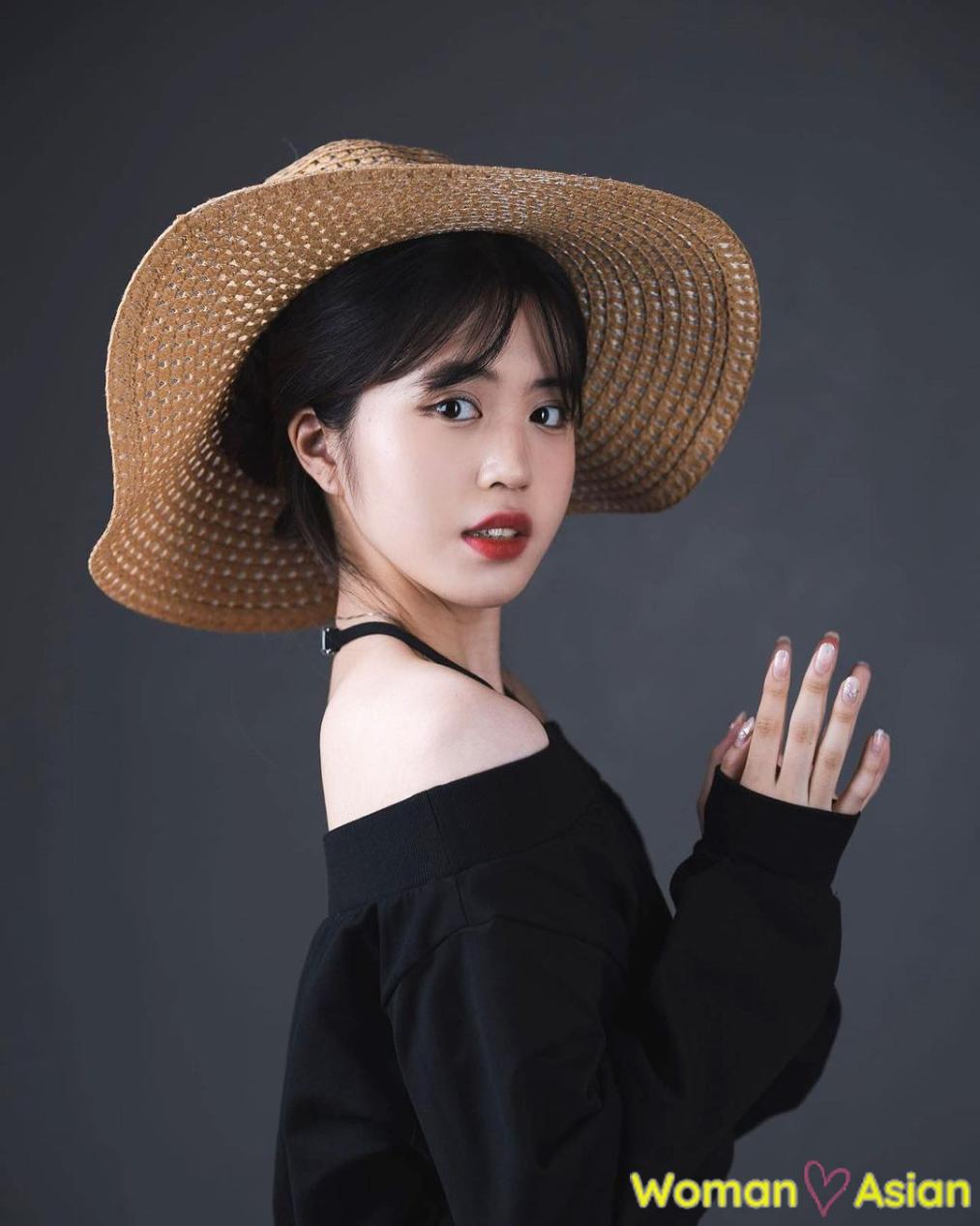 A Complete Guide to Romance with Singaporean Women